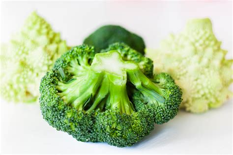 브로콜리 화 서와 로마 콜리플라워와 절연 텍스트 위한 공간을 흰색 바탕에 개화에 대한 스톡 사진 및 기타 이미지 개화 건강한 생활방식 건강한 식생활 Istock