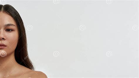 Halvansikte Söt Tjej På Vit Studiobas Bakgrund Arkivfoto Bild Av