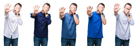 잘생긴 수석 노인의 우아한 비즈니스의 콜라주 손으로 눈을 덮고 격리 된 배경 위에 서 있는 남자 및 중지 하 고 슬픈와 몸짓 및 공포 식 당황 하 고 부정적인 개념입니다