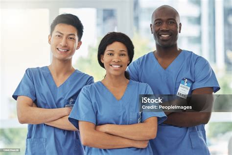 두 팔을 들고 함께 서 있는 의료진의 초상화가 병원에서 넘어갔다 간호사에 대한 스톡 사진 및 기타 이미지 간호사 단체 미소 Istock