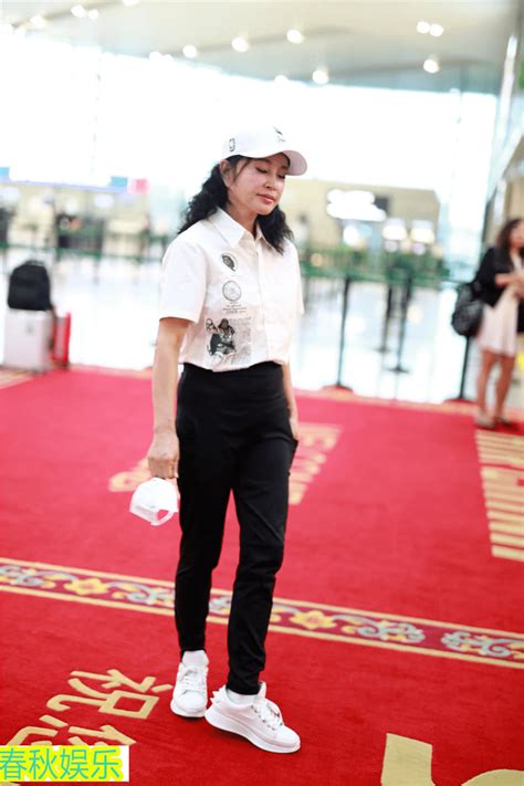 刘晓庆终于想通！素颜大大方方走机场，满脸皱纹也不遮老得不成样 四川风情