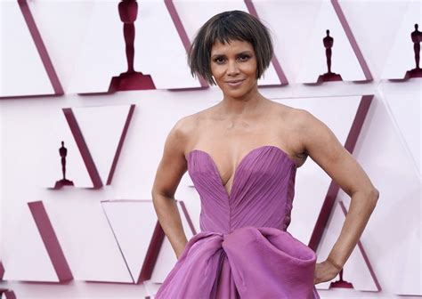 Halle Berry S Sexy Look At Academy Awards Red Carpet Photos The Fappening