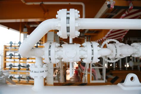 자동화 시스템에의 한 생산 오일 및 가스 공정 및 제어를 위한 오일 및 가스 플랫폼의 파이프라인 석유 및 가스 산업의 운영자 제어 제품 0명에 대한 스톡 사진 및 기타