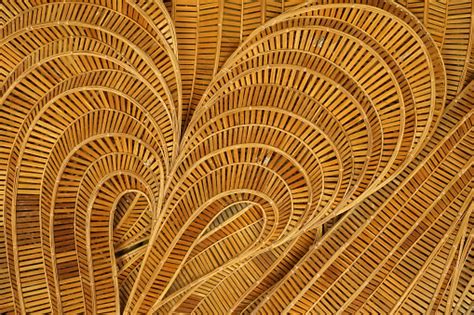 abstract curve pattern that twists and turns smoothly and flows like