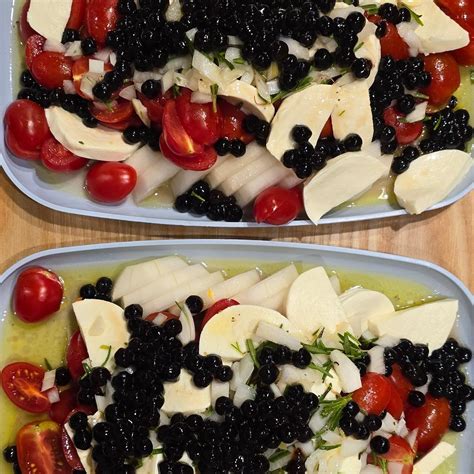 매장 식구들과의 회식 집에서 불고기와 마녀스프 그리고 지중해식 샐러드를 만들고 치킨 몇 마리 주문한 우리들만의 즐거운 날 1학기 기말고사를 목전에 두고는 있지만 다같이 모여