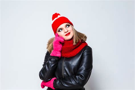 따뜻한 모자와 스카프를 입은 고요한 백인 여성 금발 소녀의 초상화가 꿈꾸는 표정으로 포즈를 취하고 있습니다 25 29세에 대한 스톡 사진 및 기타 이미지 Istock