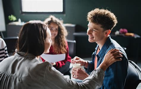 행복한 남자와 여자는 그룹 치료 하는 동안 원에 앉아 이야기 요법에 대한 스톡 사진 및 기타 이미지 요법 학생 개인 지도 교사 Istock