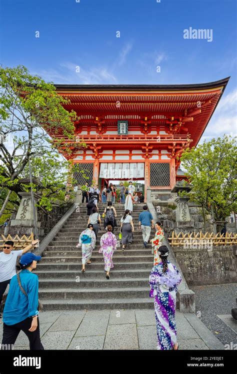 Beautiful Japanese Girls In Kimonos At The Niomon Gate In Kiyomizu Dera