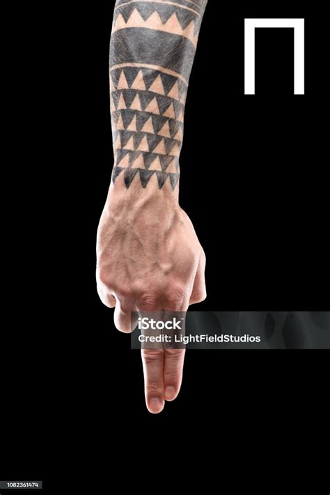 문신된 손 보여주는 키릴 편지의 부분 보기 귀 머 거리와 벙어리 블랙에 고립 된 언어 감각 지각에 대한 스톡 사진 및 기타