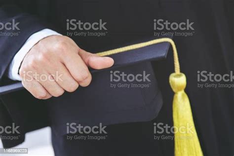 졸업 학생 은 대학의 졸업 성공 졸업생 동안 손에 모자를 들고개념 교육 축하 졸업식 대학에서 졸업생을 축하합니다 소프트 포커스 개념에 대한 스톡 사진 및 기타 이미지