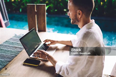 소셜 네트워크에서 프리랜서 공유 콘텐츠에 종사하는 실내에 앉아있는 백인 남성 블로거의 뒷모습 원격 작업에 메일을 확인하는 노트북