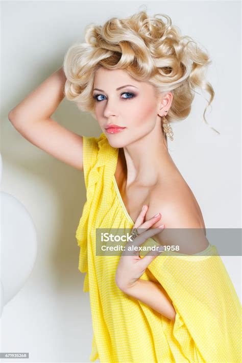 흰색 바탕에 파란 눈을 가진 아름 다운 금발의 근접 촬영 스튜디오 초상화 곱슬 머리에 대한 스톡 사진 및 기타 이미지 곱슬 머리 관능 귀여운 Istock