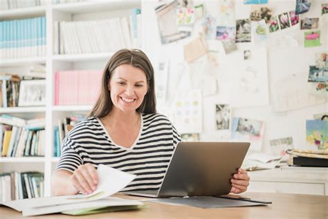 노트북 및 문서와 함께 가정에서 일 하는 쾌활 한 캐주얼 사업가 35 39세에 대한 스톡 사진 및 기타 이미지 35 39세 갈색 머리 기업 재무와 산업 Istock