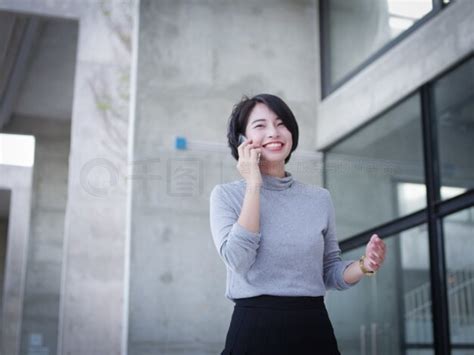 智能手机免抠元素 亚洲女人用智能手机交谈 素材免费下载 626像素 格式 编号68053391 千图网