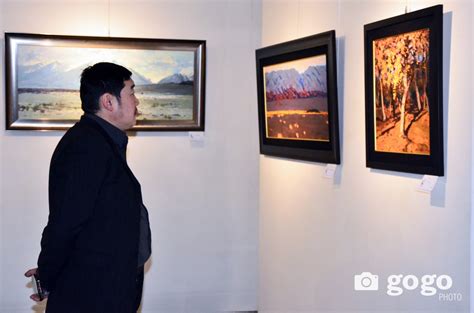 Монголын өнгийг харуулсан уран зургийн үзэсгэлэнгээс