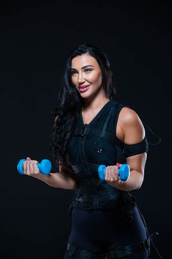 Ems 정장에 젊은 운동 여성은 고립 된 검은 배경에 아령과 운동 Ems 교육 전기 근육 자극 기계 3차원 형태에 대한 스톡 사진 및 기타 이미지 Istock