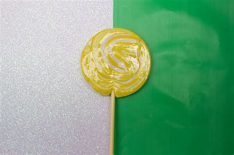 밝은 흰색 반짝이에 노란색 롤리팝 텍스트 공간이있는 녹색 배경 0명에 대한 스톡 사진 및 기타 이미지 0명 노랑 녹색 Istock