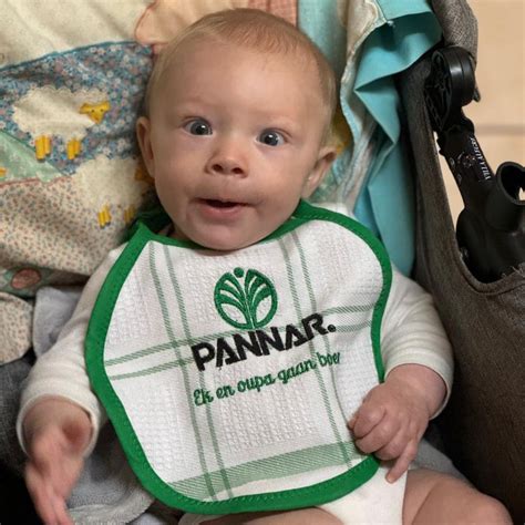 In Hierdie Foto Spog Klein Reinhardt Prinsloo Met Sy Pannar Baba Bib Wat Lees Ek En Oupa Gaan