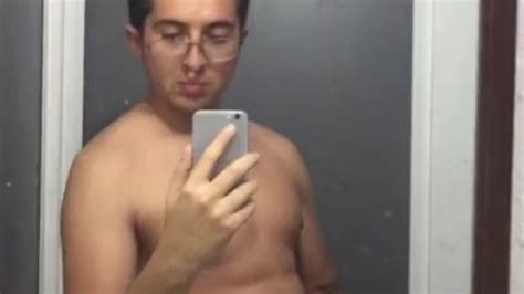 Verga Grande En Frente Del Espejo De Baño Público No Consiguió Erección