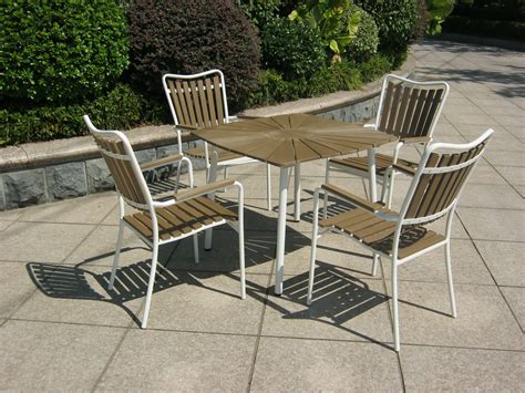 Uplion 도매 현대 야외 식탁 정원 안뜰 호텔 용 플라스틱 목재와 알루미늄 프레임 Kd 자체 조립 디자인