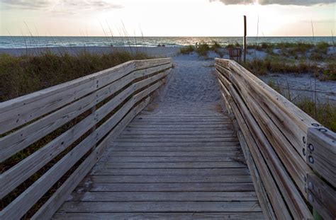 보드 워크를 따라 클리어워터 비치 플로리다의 석양을 감상 하세요 골풀에 대한 스톡 사진 및 기타 이미지 골풀 널판지 바다