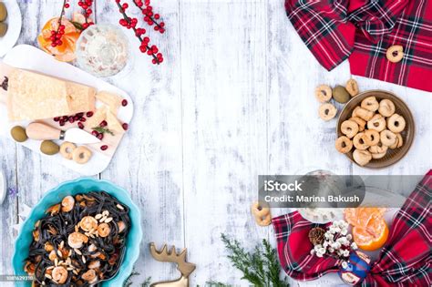 크리스마스 휴가 위해 이탈리아에서 음식입니다 파스타는 해산물 및 다양 한 간식 와인 파 르 마 치즈와 함께 검은색 이다 상위 뷰 고 가벼운 나무 배경입니다 겨울에 대한 스톡