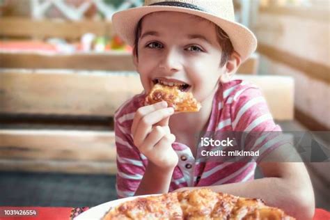 레스토랑에서 피자를 즐기는 귀여운 소년 피자 시간입니다 어린이 초상화 피자에 대한 스톡 사진 및 기타 이미지 피자 먹기