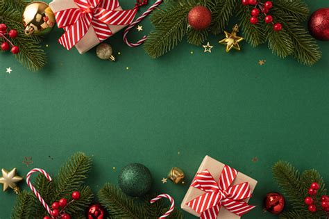 빨간색과 금색 장식 리본이 달린 선물 상록수 나뭇가지가 있는 축제 크리스마스 배경 휴일 분위기를 연출합니다 12월에 대한 스톡