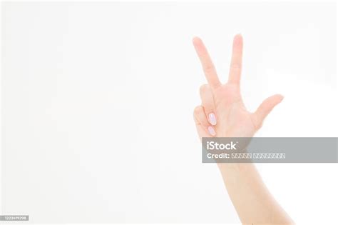 흰색 배경에 고립 된 승리 또는 평화 클로즈업의 흔적을 보여주는 손 전면 뷰입니다 조롱 공간을 복사합니다 템플릿 빈 개념에 대한 스톡 사진 및 기타 이미지 Istock