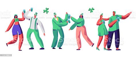 세인트 패트릭 데이 축 하 문자 음료 맥주 녹색 모자에 행복 한 사람들은 아일랜드 퍼레이드에서 재미를 전통적인 카니발 여자 세트