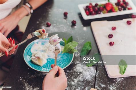 딸기로 가득 찬 만두 바레니키 바레니키 피에로기 피로히 만두충전 위에서 볼 수 최고 스튜디오 샷 0명에 대한 스톡 사진 및 기타 이미지 Istock