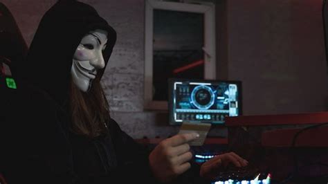 mengenal perbedaan hacker dan cracker beda tujuan baik dan jahat