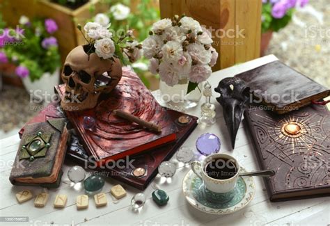 오래된 주문책 차 한 잔 펜타그램 마녀 테이블에 룬이 있는 빈티지 여름 정물 룬에 대한 스톡 사진 및 기타 이미지 룬 마녀 부두교 Istock