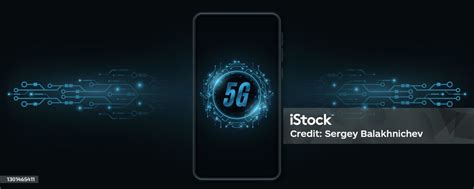 5g 글로벌 네트워크 컨셉으로 스마트폰 모형 고속 Wifi 인터넷 연결 하이테크 및 공상 과학 그래픽 디자인 컴퓨터 회로 기판 패턴 벡터 그림입니다 0명에 대한 스톡 벡터