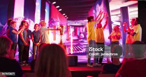 다양한 노란색 프로 게이머 팀과 아프리카 민족 선수가 비디오 게임 Esport 챔피언십에서 우승 18 19세에 대한 스톡 사진 및 기타 이미지 Istock