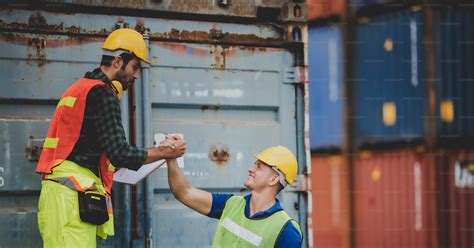 국제 해운 지역에서 일하는 감독 엔지니어 및 사업가의 작업자 팀워크 및 파트너 비즈니스 산업 개념 및 컨테이너 야드에서 일하는 T 사진 Unsplash의 산업 이미지