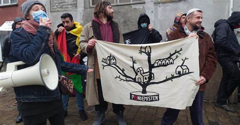 Pandemisten Bezetten Voormalig Vredeshuis “stad Beslist Opnieuw Om Uniek Pand In De Etalage Te