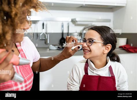 Mutter Und Tochter Spielen Beim Kochen Lateinamerikanische Mutter Schmutzig Mit Rosa Creme Auf