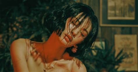 나나 과감한 노출 원피스에 다리만 남은 전신 타투 눈길