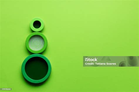 형상 라임 녹색 배경에 세 개의 녹색 원 Minimalism 창조적 인 추상 적 크리스마스 트리 개념입니다 아이들을위한 교육