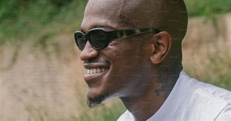 선글라스를 끼고 흰 셔츠를 입은 남자 사진 Unsplash의 선글라스 남자 이미지