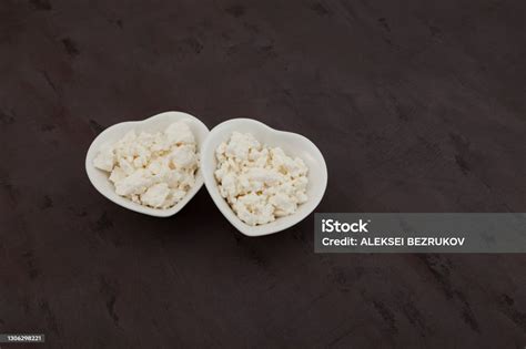 하트 모양의 흰색 그릇에 코티지 치즈 유기농 에코 건강 식품 천연 유제품 선택적 초점 복사 공간 0명에 대한 스톡 사진 및 기타 이미지 Istock