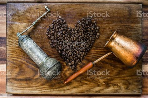 터키 커피 개념 구리 커피 냄비 빈티지 커피 분쇄기 어두운 나무 배경에 커피 콩 맨 위 보기입니다 수평 0명에 대한 스톡 사진 및 기타 이미지 Istock