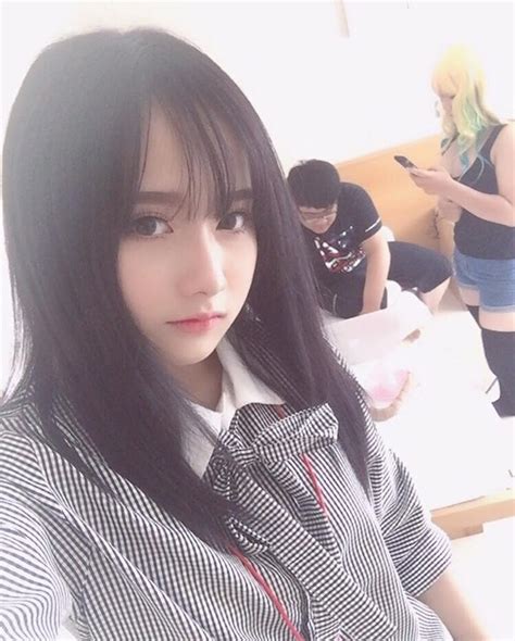 Nữ sinh 10x nổi tiếng vì quá xinh trong clip chỉ dài 3 giây Báo Dân trí