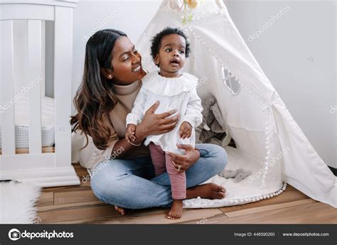 Lächelndes Indisches Baby Hd