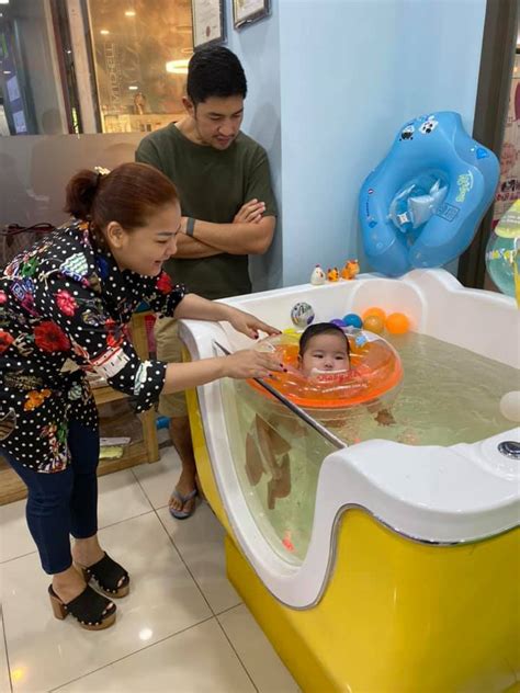 နွေးထွေးကြင်နာတဲ့ချစ်ခြင်းတွေနဲ့ နှစ်ယောက်သားအကြည့်ချင်းဆုံပြီး ကမ်းခြေမှာအပြတ်အသတ