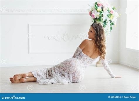 Красивая девушка в сексуальном белом платье Стоковое Изображение изображение насчитывающей