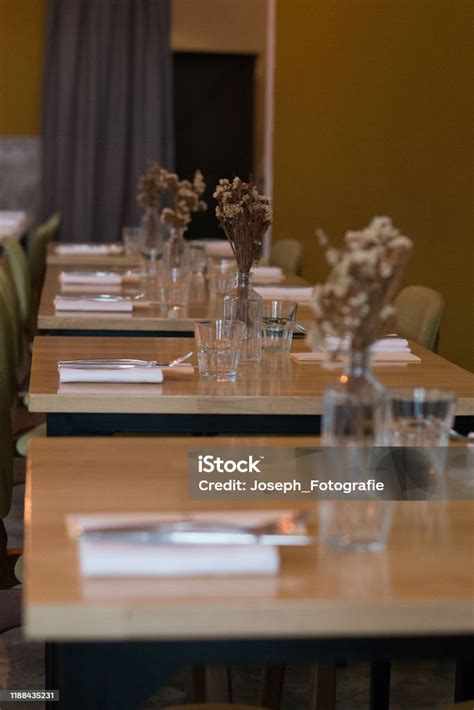 꽃병과 말린 꽃 냅킨과 칼붙이와 아름다운 테이블 설정 0명에 대한 스톡 사진 및 기타 이미지 0명 레스토랑 사진 이미지