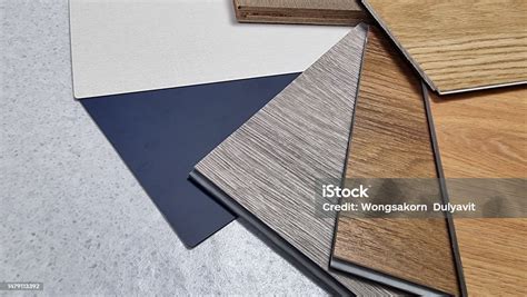 인테리어 재료 샘플 보드의 클로즈업 조합에는 재와 오크 나무 비닐 바닥 타일 파란색과 회색 패브릭 적층 회색 돌 배경에 배치된