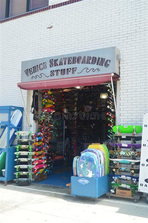 Muchedumbre De Tiendas De Souvenirs En Edificios Muy Llamativos En La Promenade De La Playa De